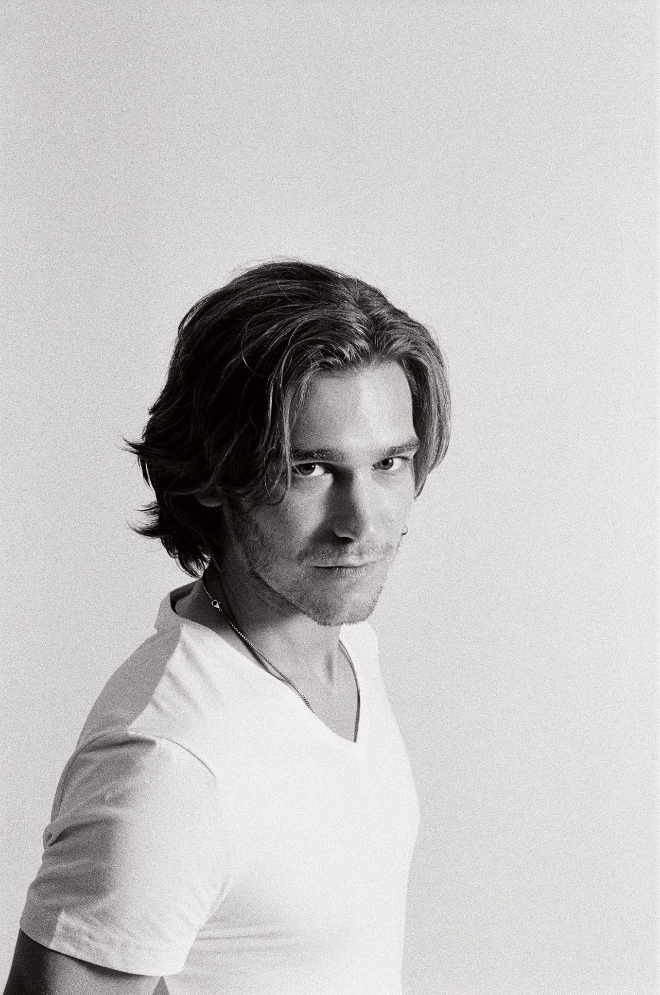 Amaury VASSILI prépare un nouvel album de reprises - Melody TV