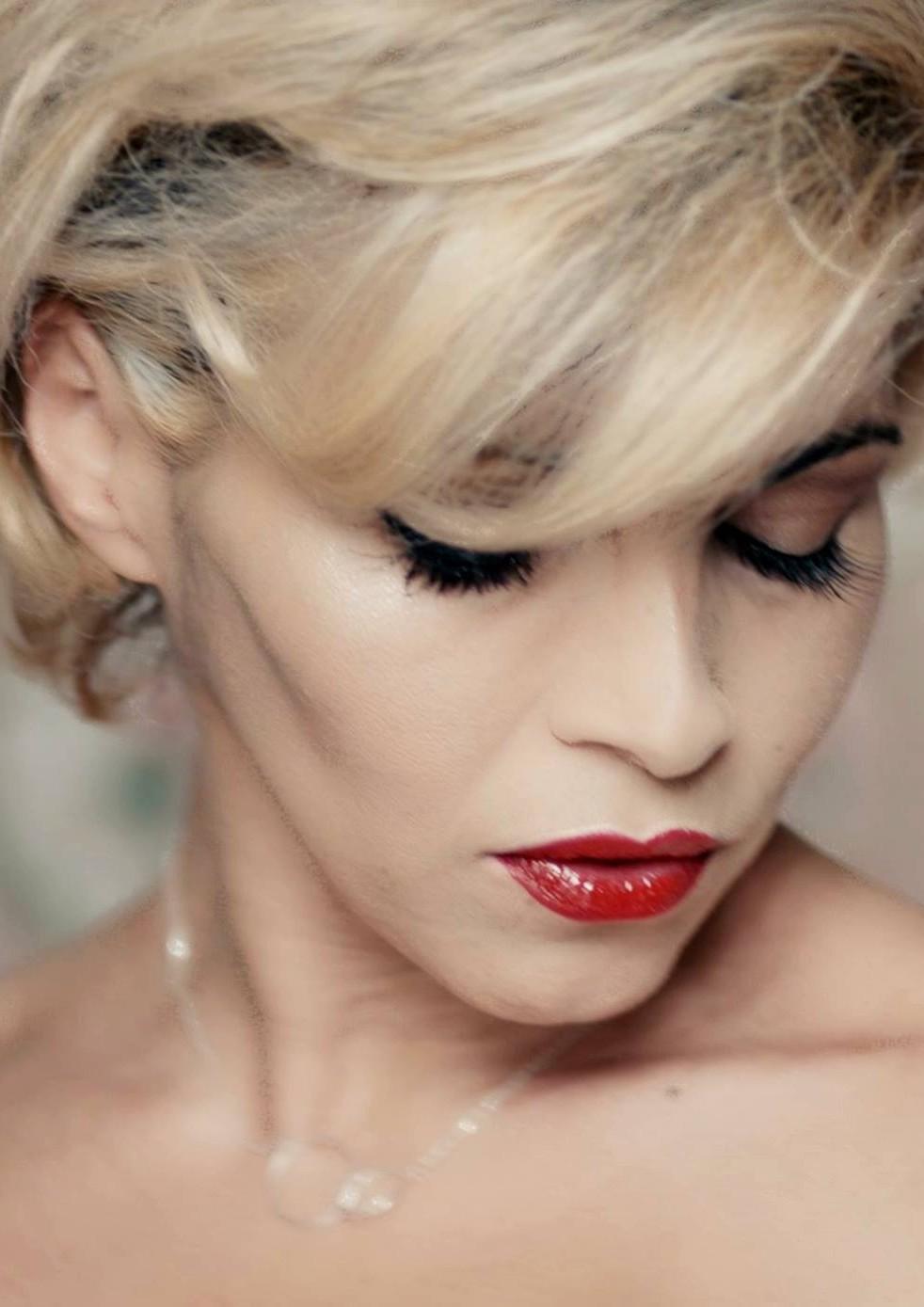 Ysa FERRER réécrit les dernières heures de LADY DI - Melody TV