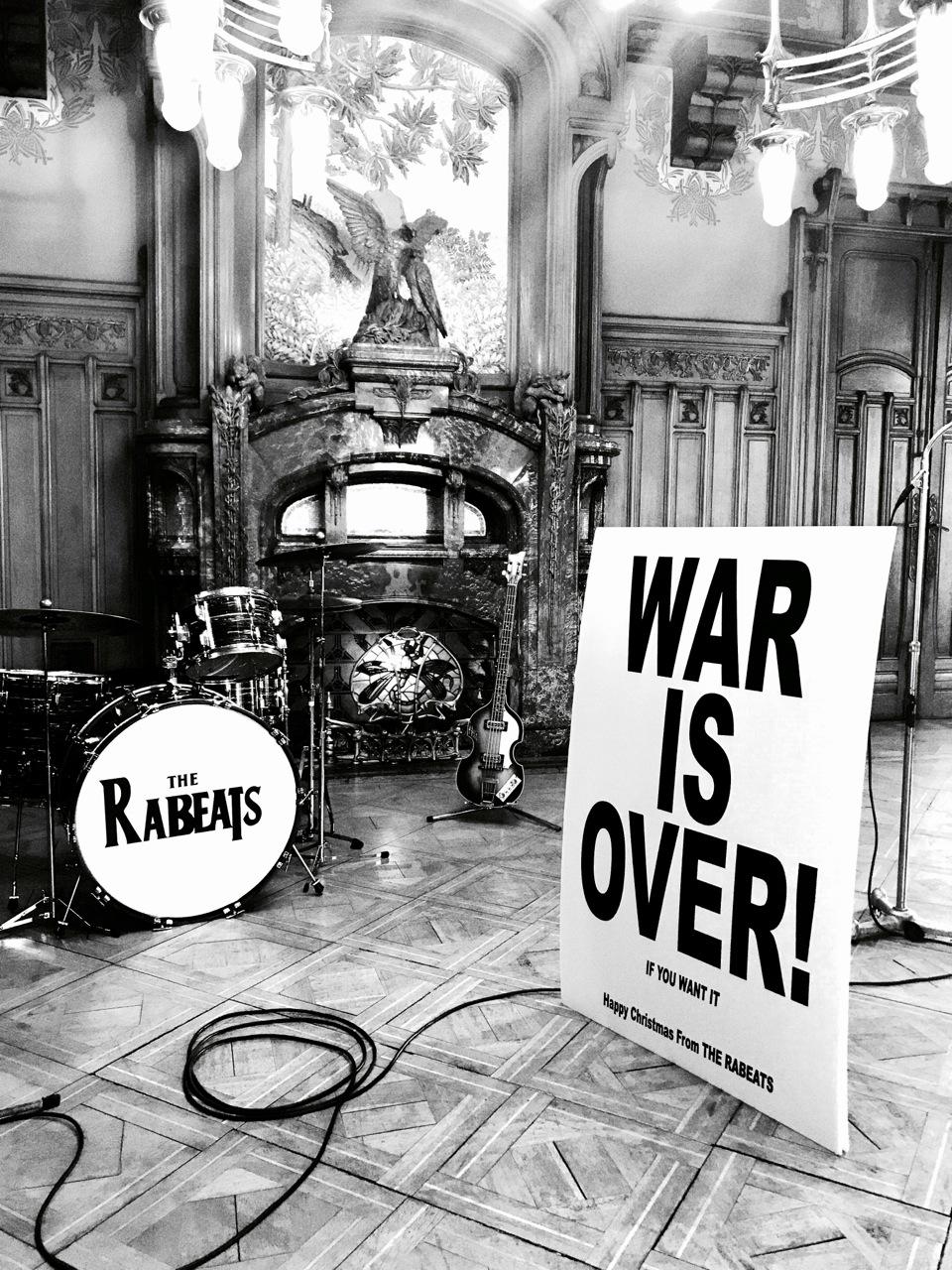 THE BEATLES revisités par THE RABEATS dans un clip de Noël - Melody TV