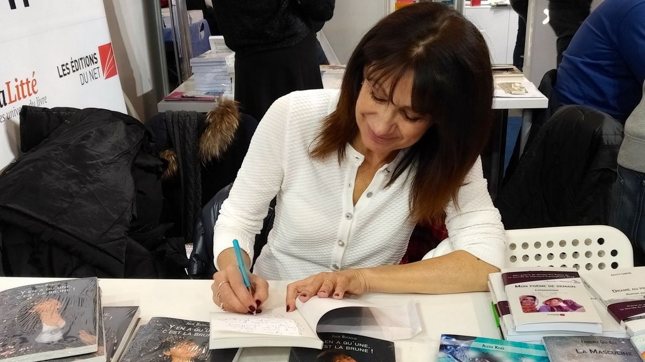 Julie Bataille dévoile son autobiographie : "Y en a qu'une, c'est la ...