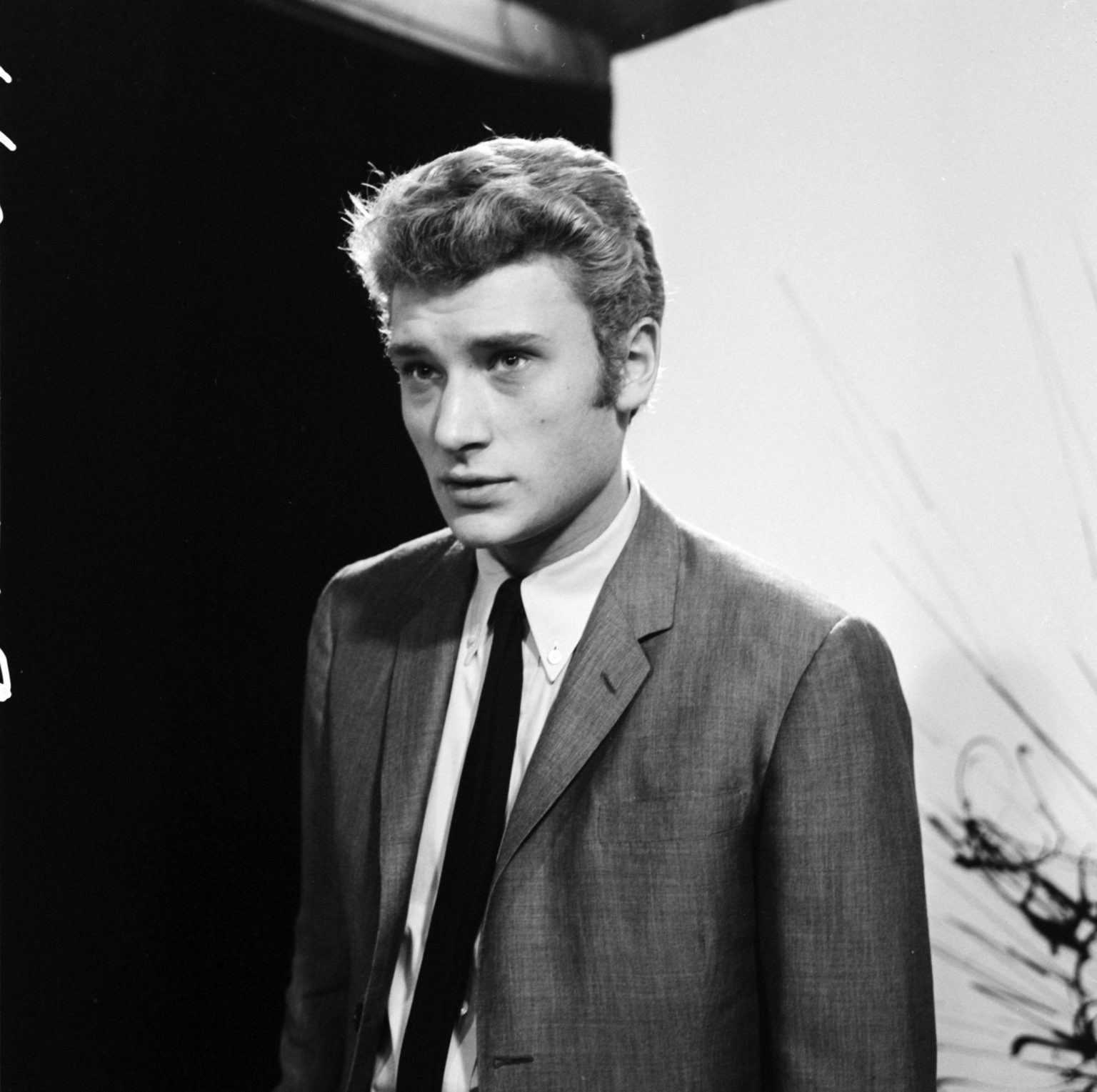 5 chanteurs français emblématiques des années 60 - Melody TV